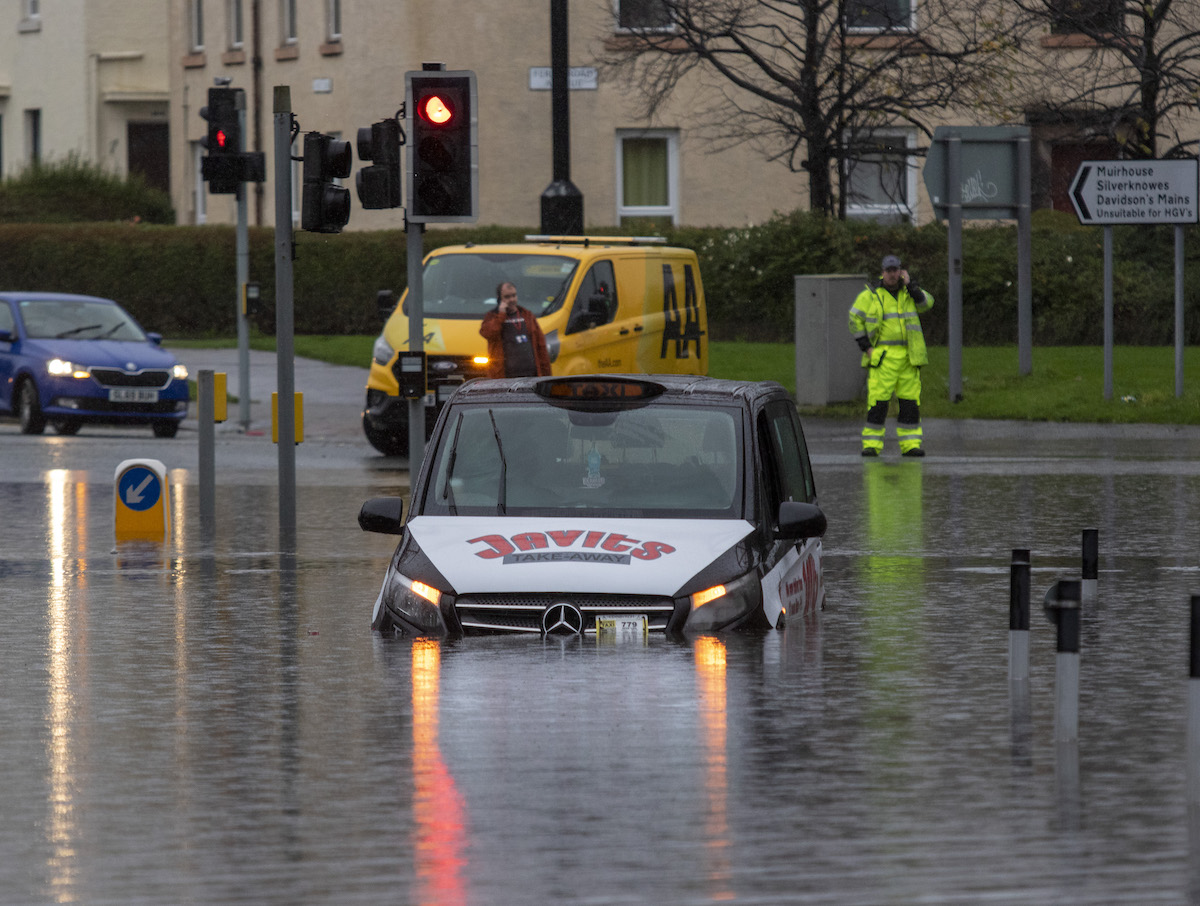 Flooding: Vehicles stranded on Ferry Road due to severe flooding – Live ...
