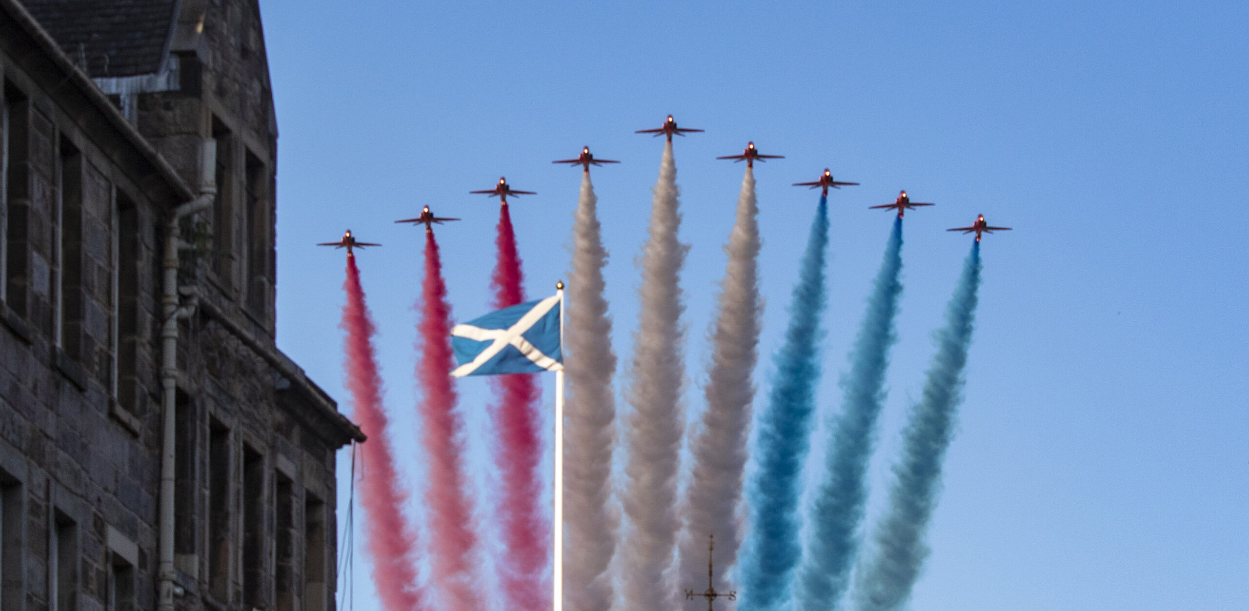 Red Arrows to fly over Edinburgh tomorrow as part of Royal ceremony ...